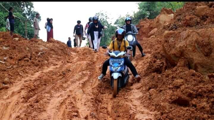 Jalan Mandeh yang Longsor Sudah Bisa Dilalui Kendaraan Roda Dua