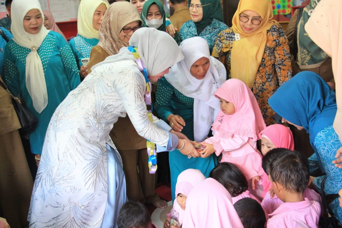 Ny. Emiko Launching Pos Gizi Bebas Stunting Nagari Batu Banyak